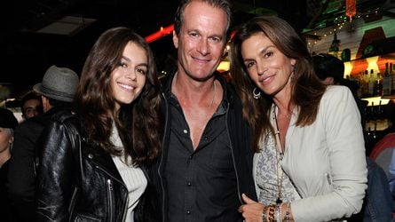 Cindy Crawford verblüfft in rotem Bikini am Strand