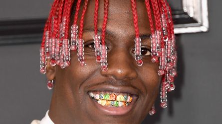 Rapper Lil Yachty stürzt während Auftritt von der Bühne