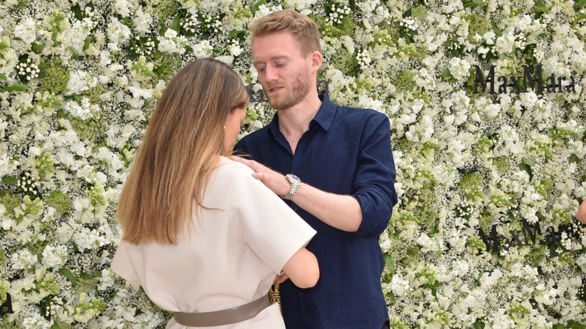 Nach Geburt: André Schürrle & Anna verliebt auf Red Carpet! | Promiflash.de