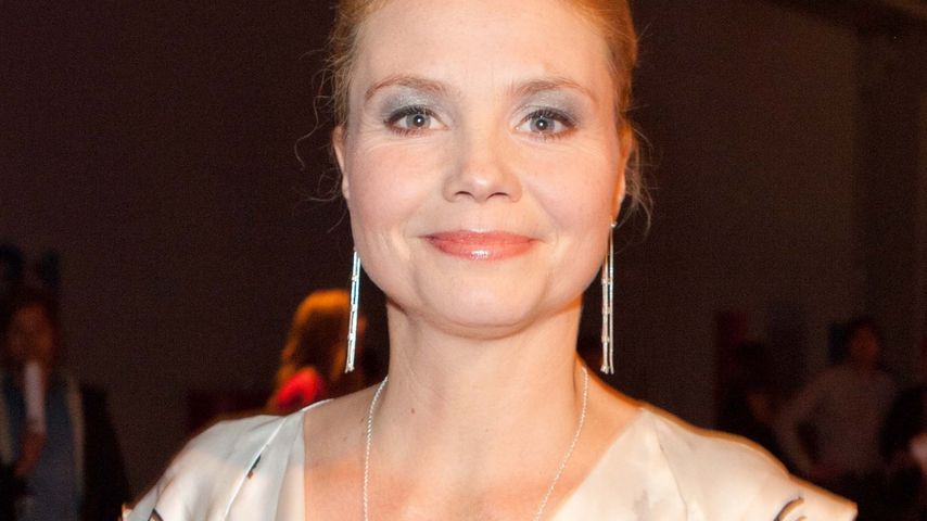 Frier-Schwestern stehen gemeinsam vor der Kamera | Promiflash.de