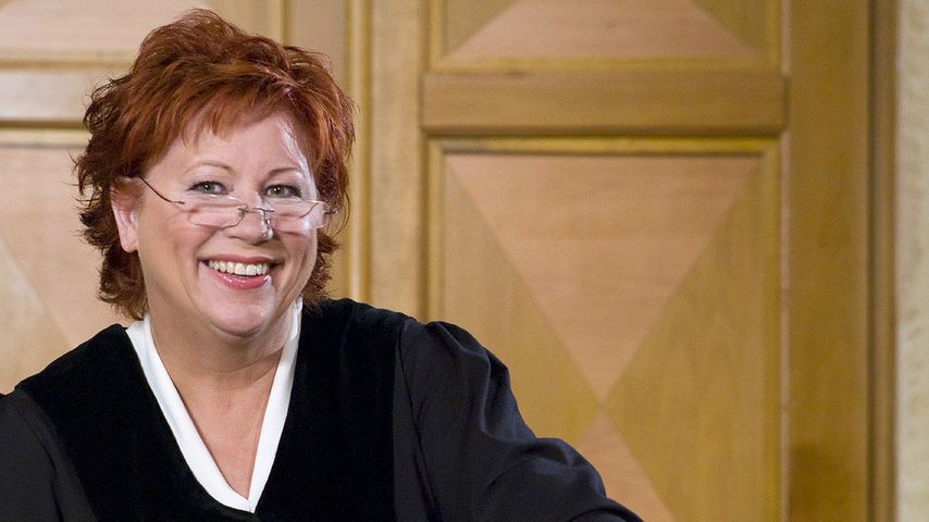 Barbara Salesch zersägt ihren Richtertisch! | Promiflash.de