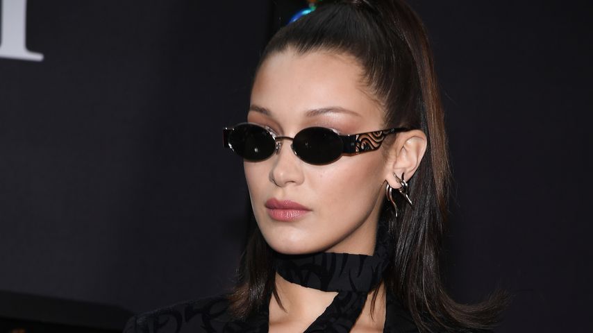 Ziemlich düster: Bella Hadid im Matrix-Look bei Fashion Week ...