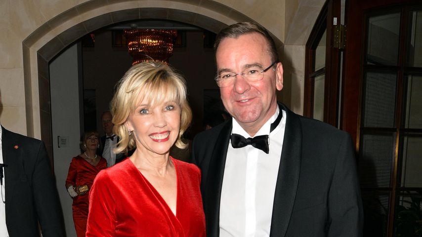 Während Rechtsstreit: Gerhard Schröders Neue trifft Doris | Promiflash.de