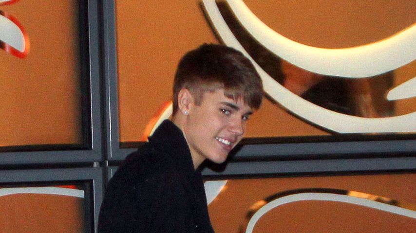 Po-Blitzer: Justin, deine Hose hängt zu tief! | Promiflash.de