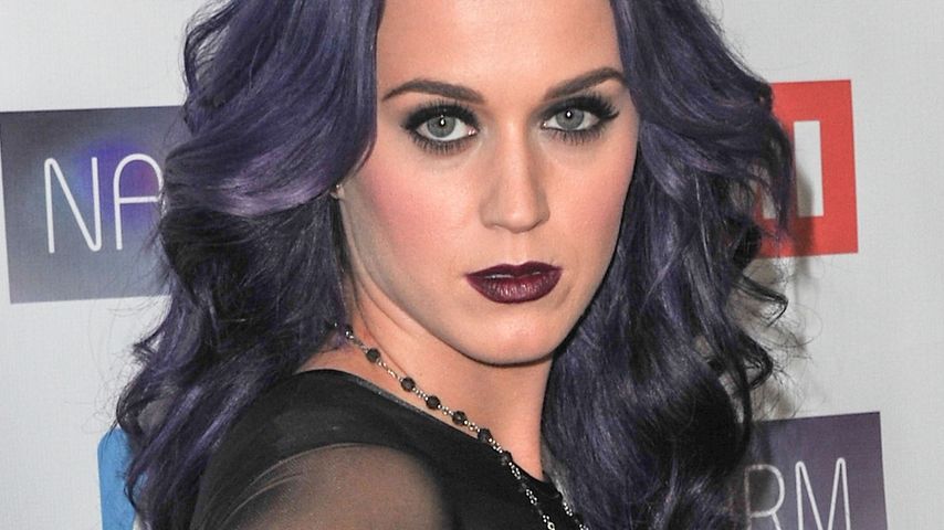 Katy Perry überrascht im düsteren Gothic-Look | Promiflash.de
