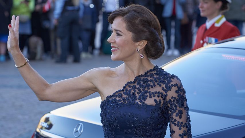Mit Spitze: Prinzessin Mary verzaubert in One-Shoulder-Kleid ...