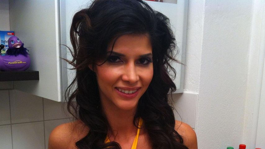 Hier kocht Micaela Schäfer mit nackten Brüsten | Promiflash.de