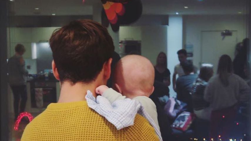 Tom Daley & Ehemann Dustin: Süßes Baby-Foto zu Weihnachten! | Promiflash.de