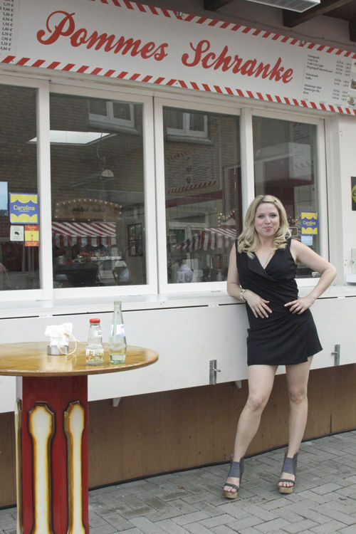 AWZ: Caroline Frier bald hüllenlos als Bea im TV? | Promiflash.de